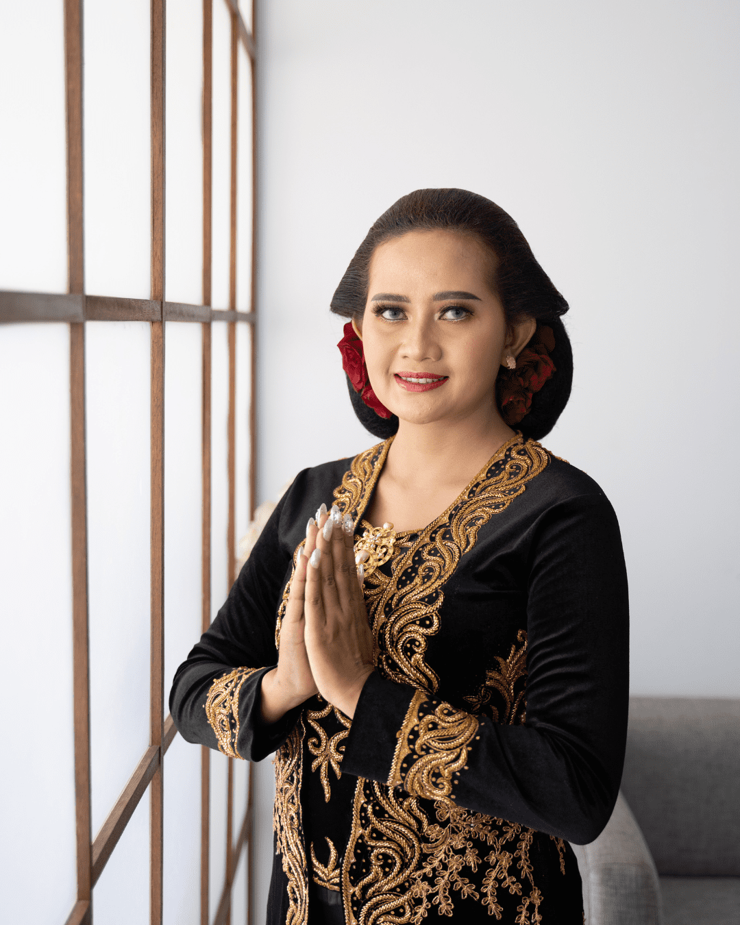 Kebaya Jawa memiliki potongan yang lebih panjang dan kaku dibandingkan ...