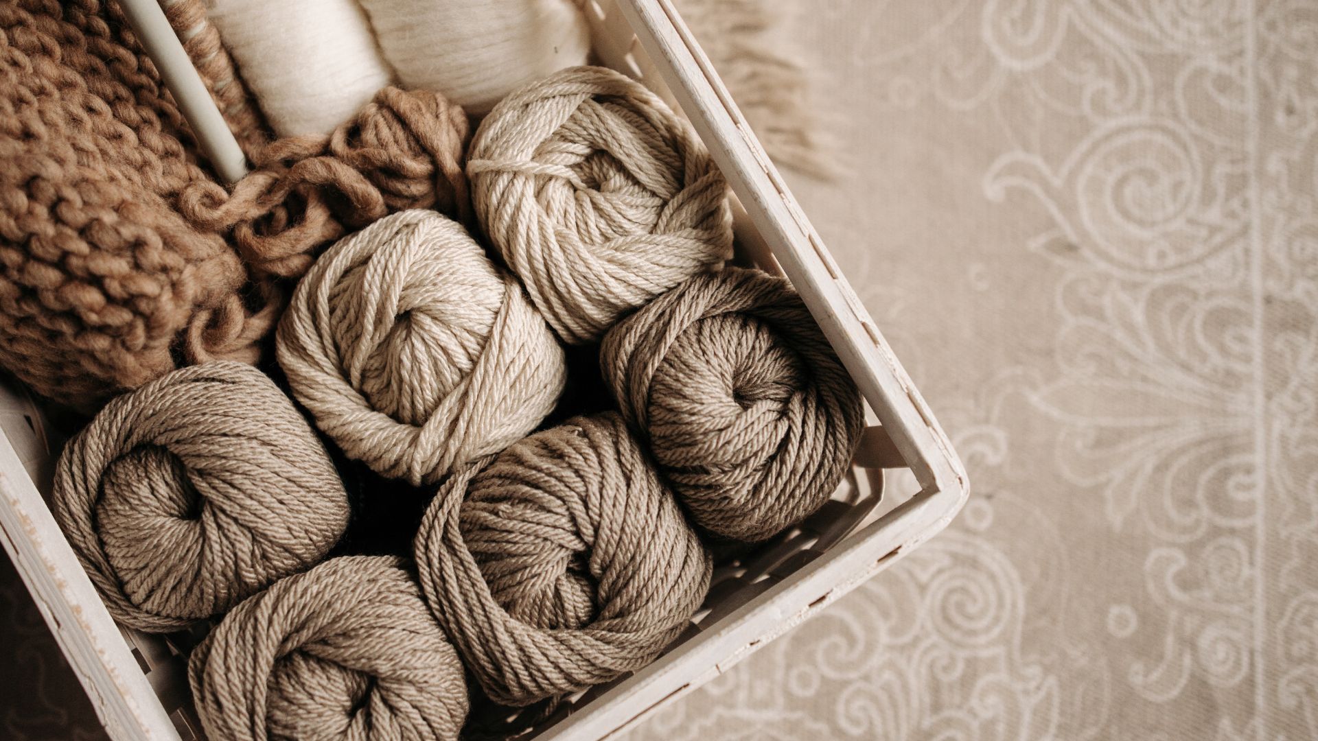 Benang rajut tersedia dalam berbagai jenis dan ketebalan. Benang yang ...