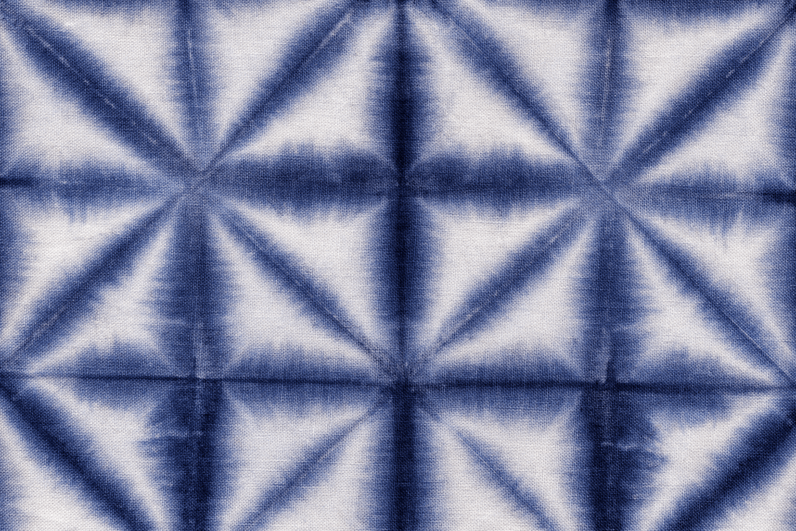 Kalau teknik ini, kain dilipat dan dijepit menggunakan papan kayu atau ...