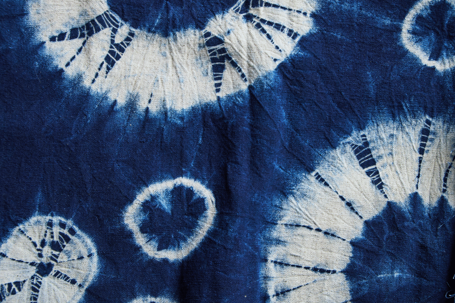 Teknik ini mirip dengan tie-dye, di mana kain diikat di beberapa titik ...